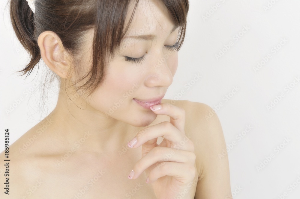 Foto De 裸の若い女性の上半身 Do Stock Adobe Stock