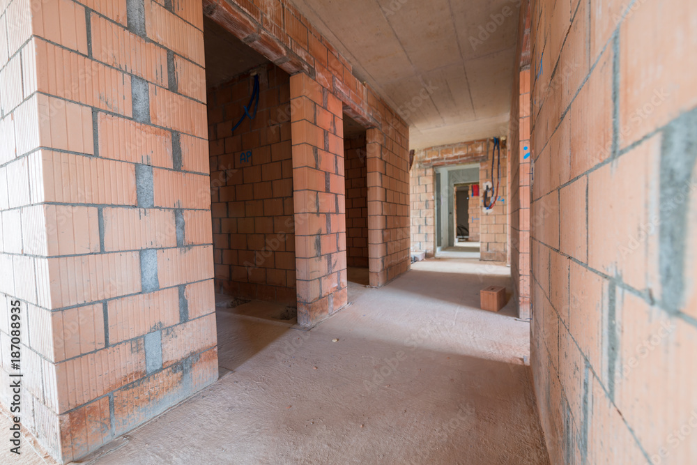 Ziegelstein Mauerwerk in einem neuen Gebäude. Stock-Foto | Adobe Stock