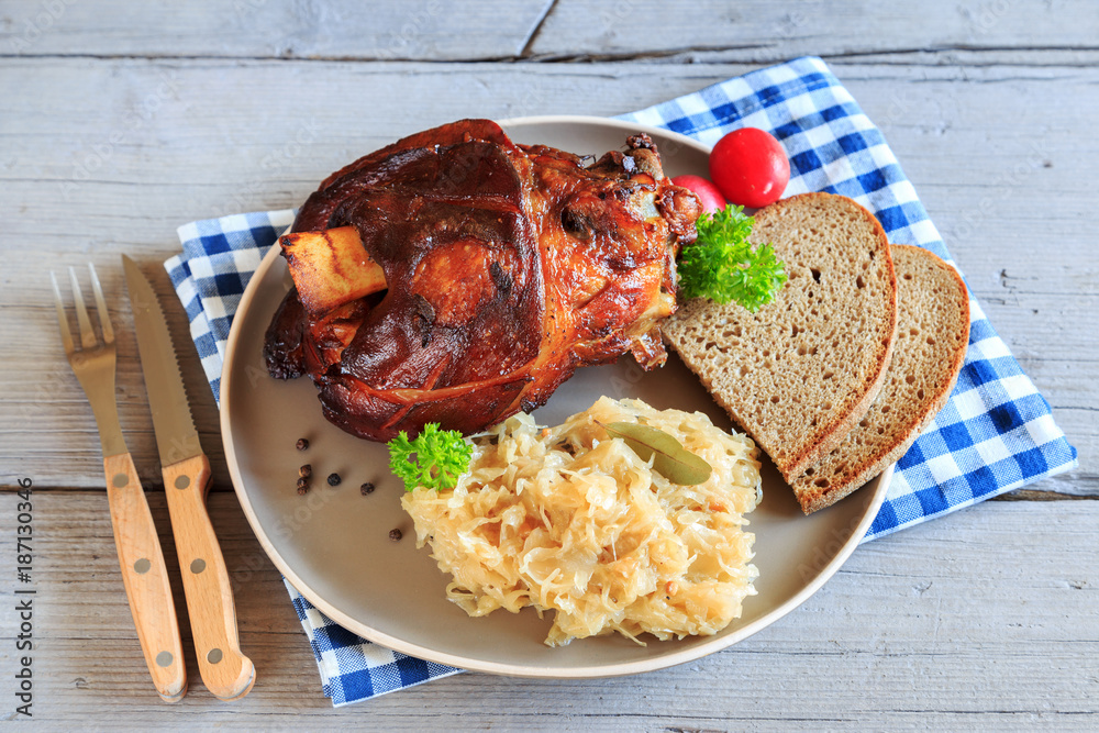Foto de Eisbein mit Sauerkraut do Stock | Adobe Stock