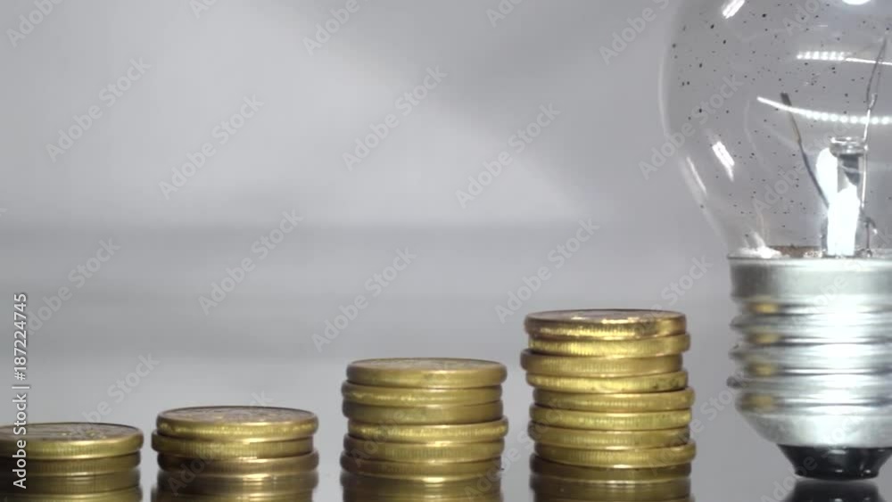 Vidéo Stock Panning footage of growing coin piles, closeup, on a mirror ...