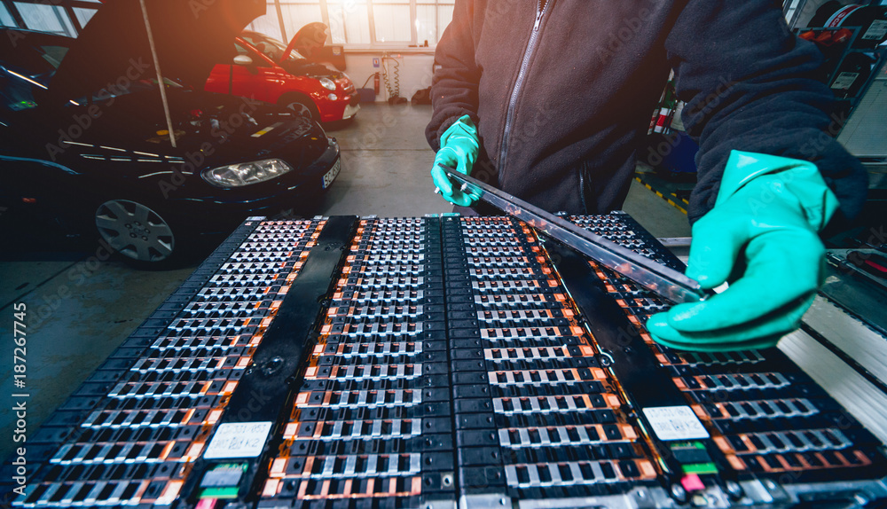 Charging the batteries of the elecric motor. Disassembling the battery ...