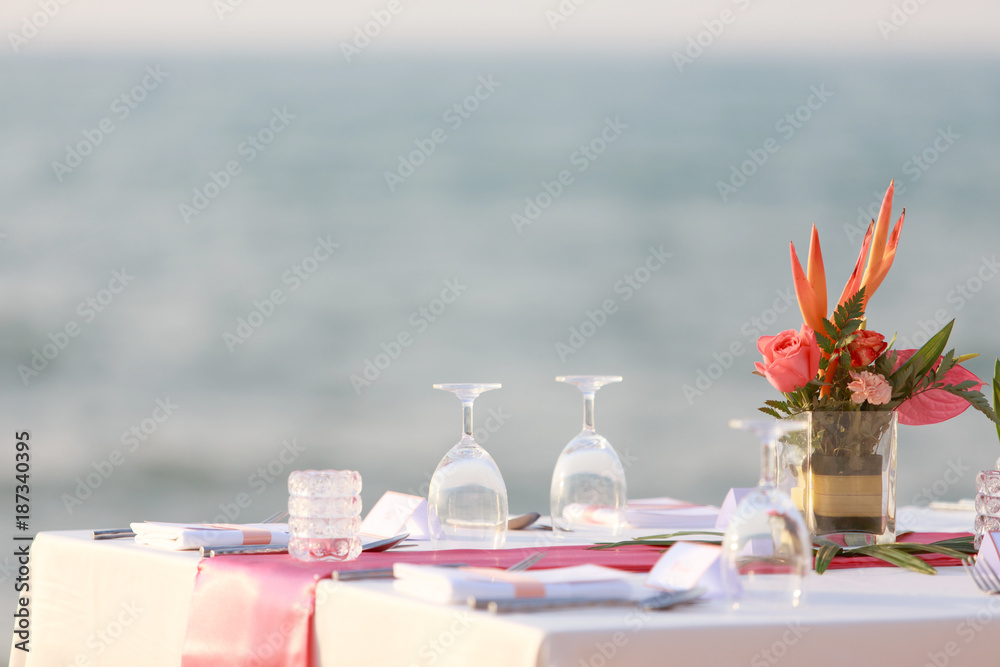 Wedding table set up on the beach. Wedding the tropical theme outdoor ...