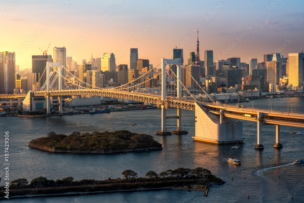 Tokyo skyline with Beautiful sunset of Tokyo Bay, Rainbow bridge and ...