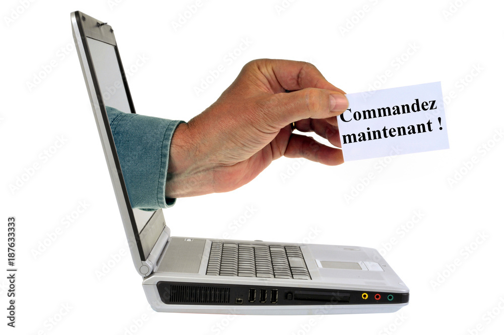 Main sortant d'un écran d'ordinateur avec une carte sur laquelle est ...