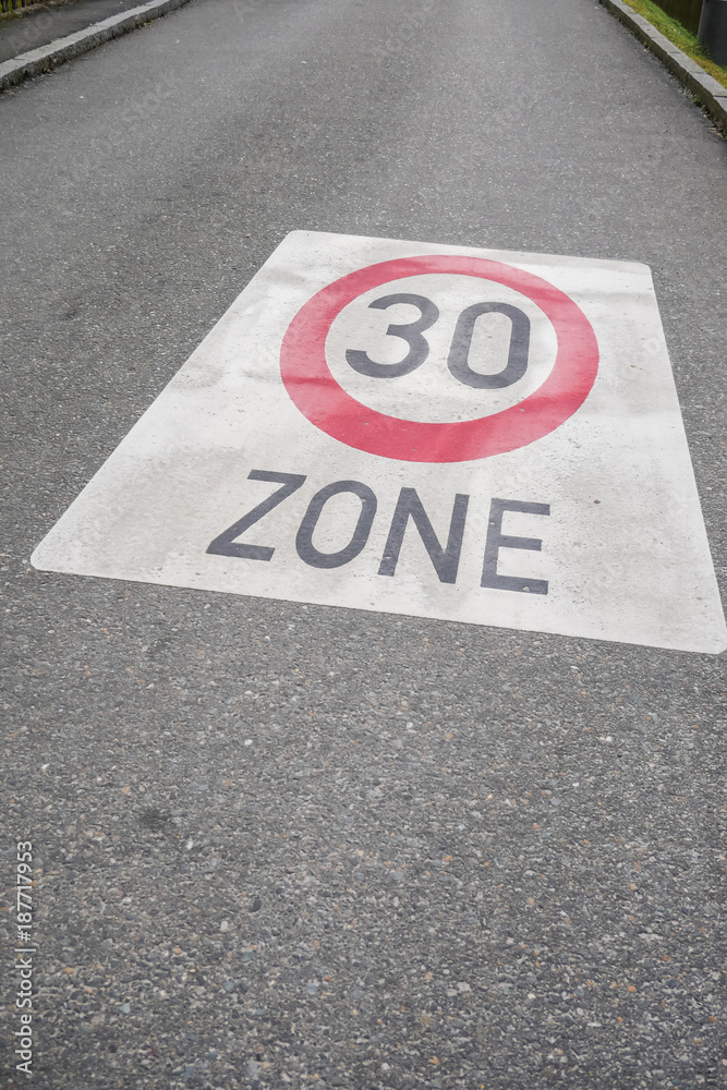 30er Zone Schild Stock-Foto | Adobe Stock