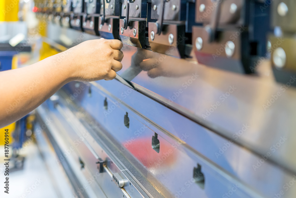 Foto de Operator working cut and bending metal sheet by high precision ...