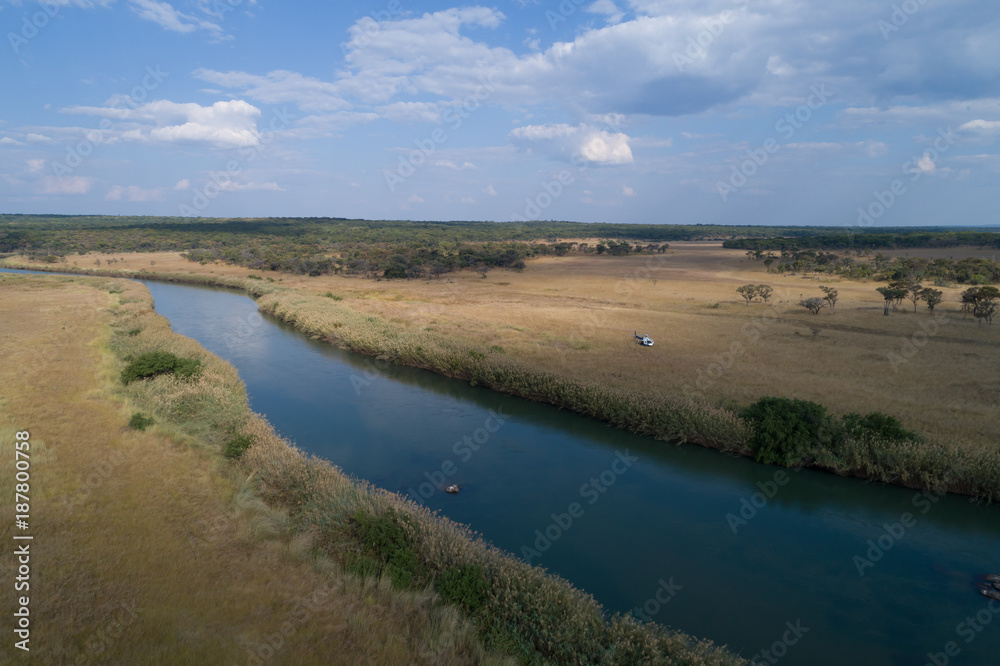 Helicóptero aterrado na margem do rio Cubango na província da Huíla em ...