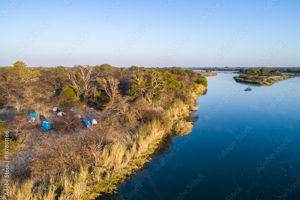 Foto de Acampados nas margens do rio Cubango ao final do dia. Visto do ...
