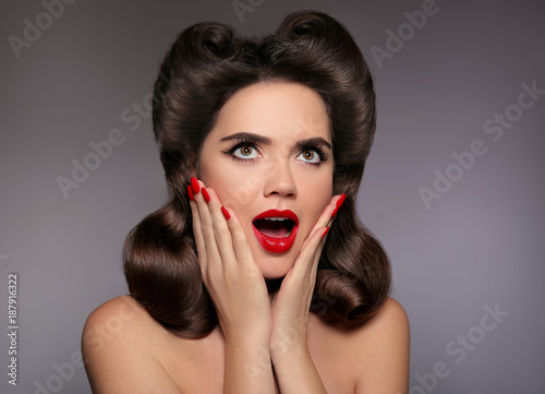 Plakat Surprised pin up girl holds cheeks by hand. Comic woman with ... Plakat Surprised pin up girl holds cheeks by hand. Comic woman with ...