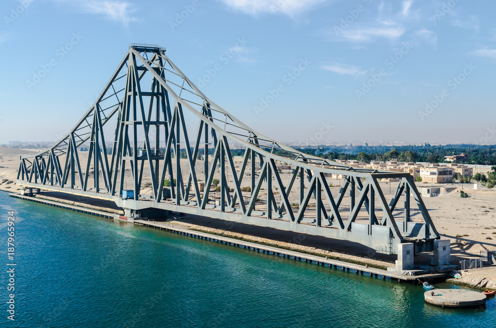 Foto de Аragment of El Ferdan Railway Bridge, the longest swing bridge ...