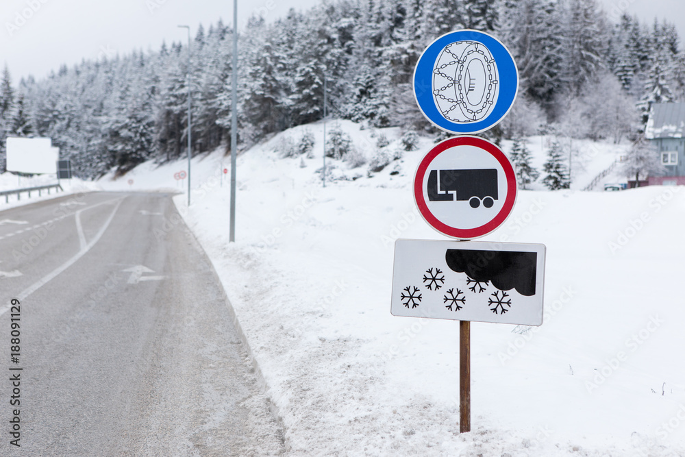 A road sign warning about the need to use snow chains and prohibiting ...