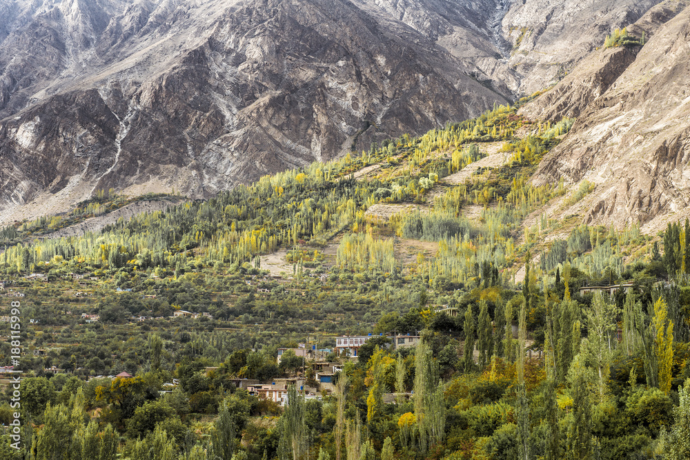 Fotka „The Hunza is a mountainous valley in the Gilgit-Baltistan region ...