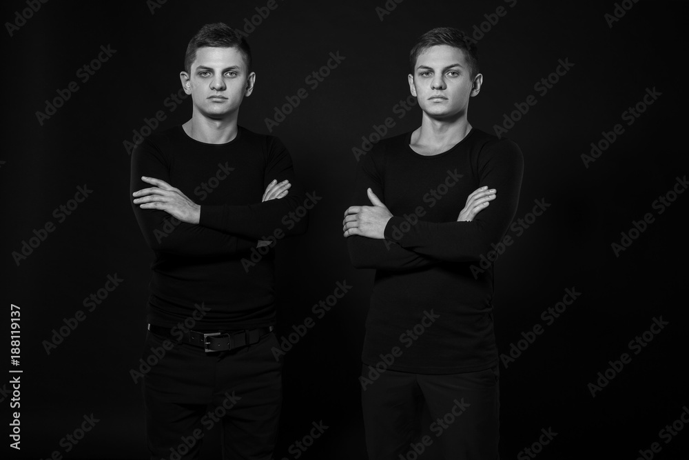Foto de Casual twin brothers. Studio shot. Black and white photography ...