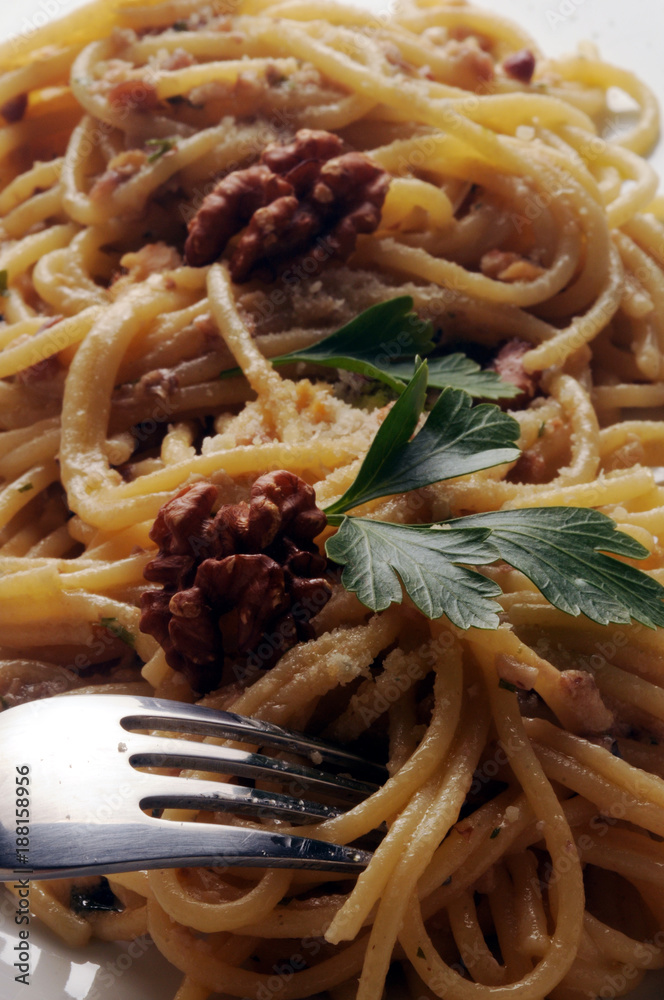 Foto de Spaghetti con noci Cucina italiana Italienische Küche ...