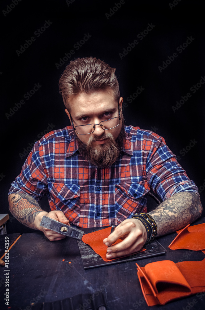 Professional Tanner being keen on his buisness in his studio foto de ...