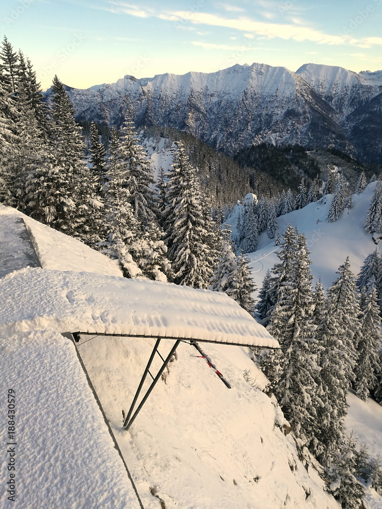 Verschneites Vordach auf der Bergstation der Laber-Bergbahn mit ...