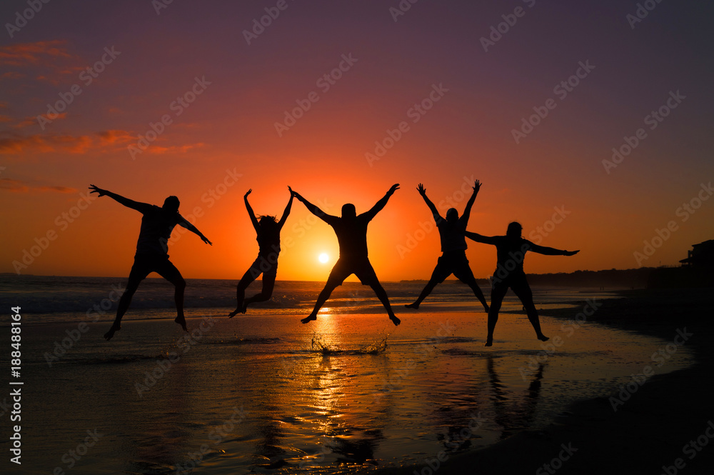 Gente en la playa foto de Stock | Adobe Stock