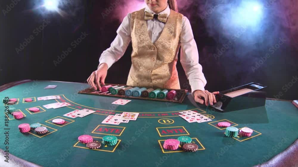 Vidéo Stock Casino stickman woman in gold vest takes the cards from ...