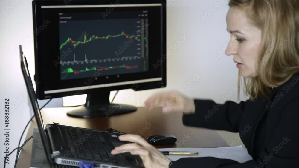 Vidéo Stock Work on a stock exchange. Businesswoman watching changes in ...