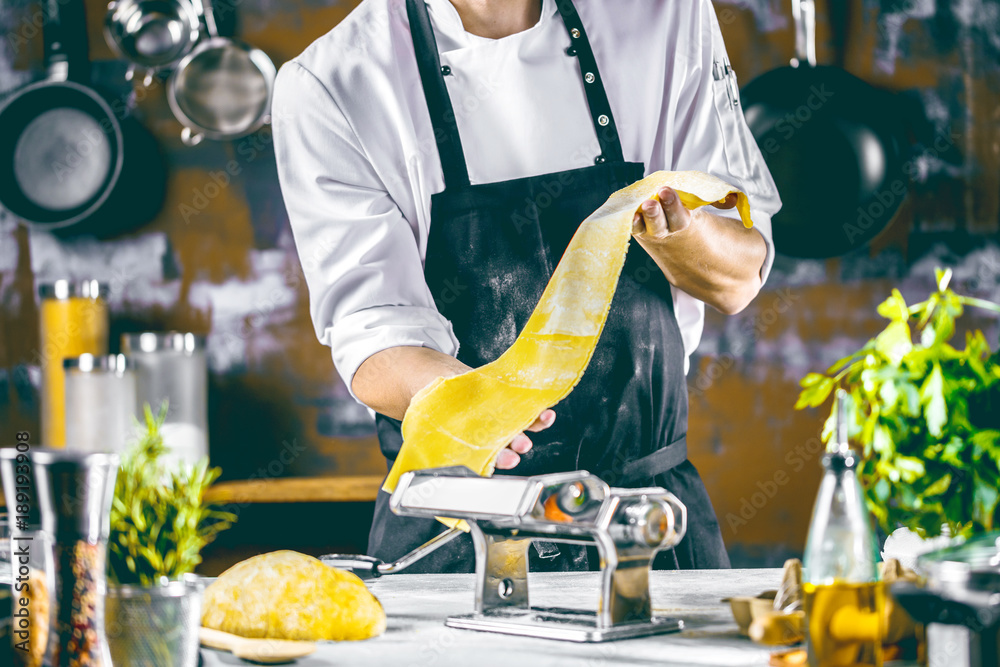 Chefkoch in der Küche ( Teig Zubereitung) Stock-Foto | Adobe Stock