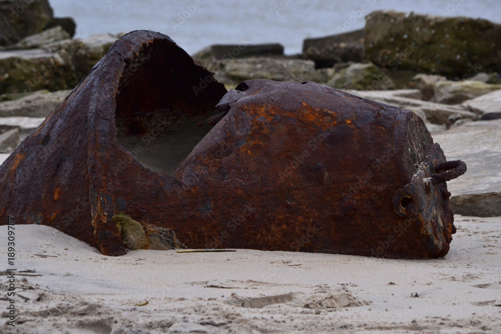 vieille bouée en métal échouée sur une plage du Nord de la France, Baie ...