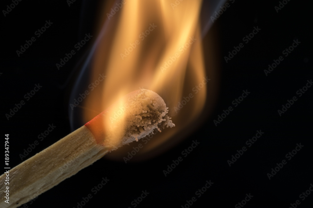 Streichholz entzündet sich Stock-Foto | Adobe Stock