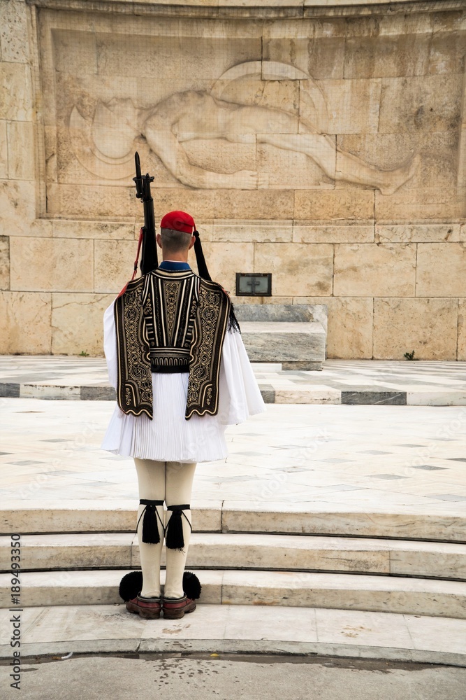 Foto de Greek Presidential Guard (evzone) in national clothes uniform ...