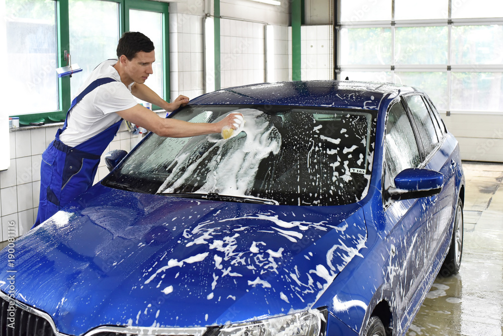 Autoreinigung als Dienstleistung in einer Werkstatt eines Autohauses ...
