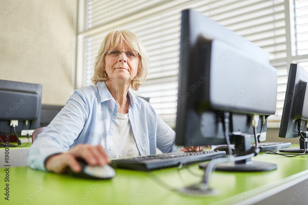 Ältere Frau am Computer Stock-Foto | Adobe Stock