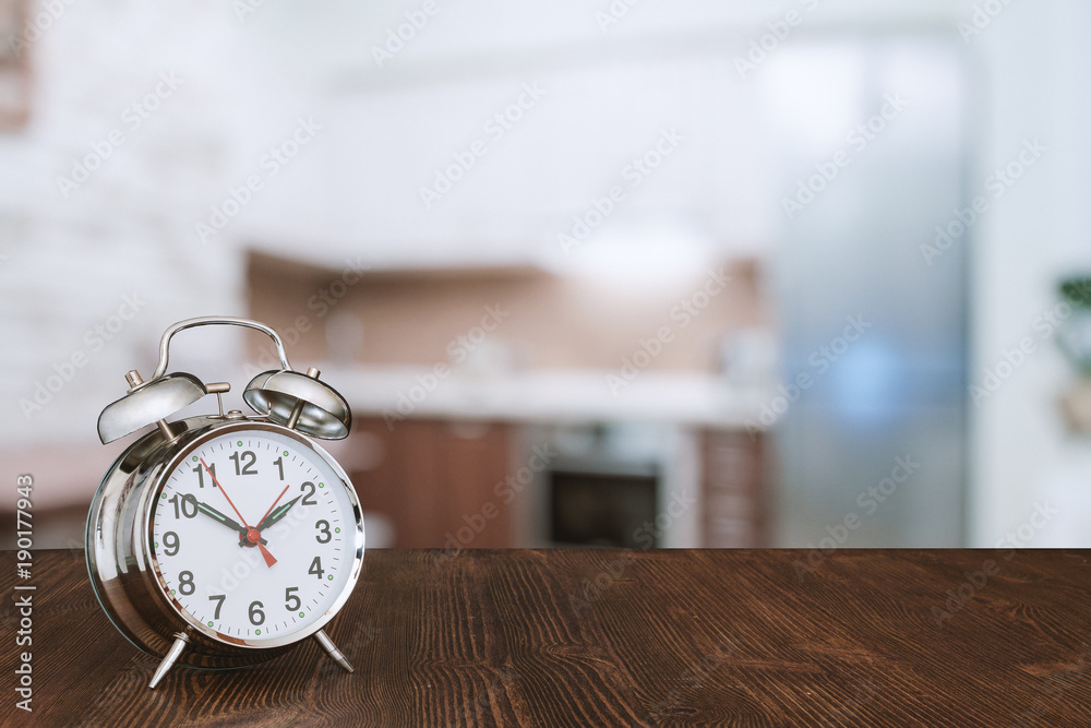 clock on table foto de Stock | Adobe Stock
