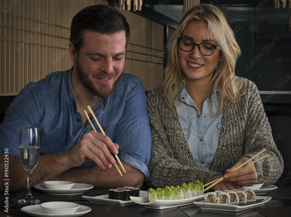 pareja comiendo sushi en el restaurante de comida japonesa. Stock Photo ...