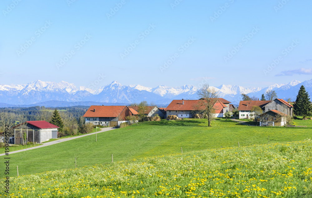 Ortschaft in Bayern mit Alpenpanorama Stock-Foto | Adobe Stock