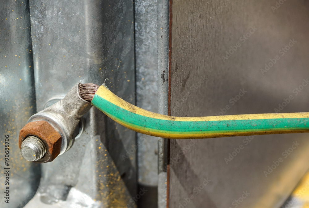 Terminal bar for electrical connection and earthing terminals for ...