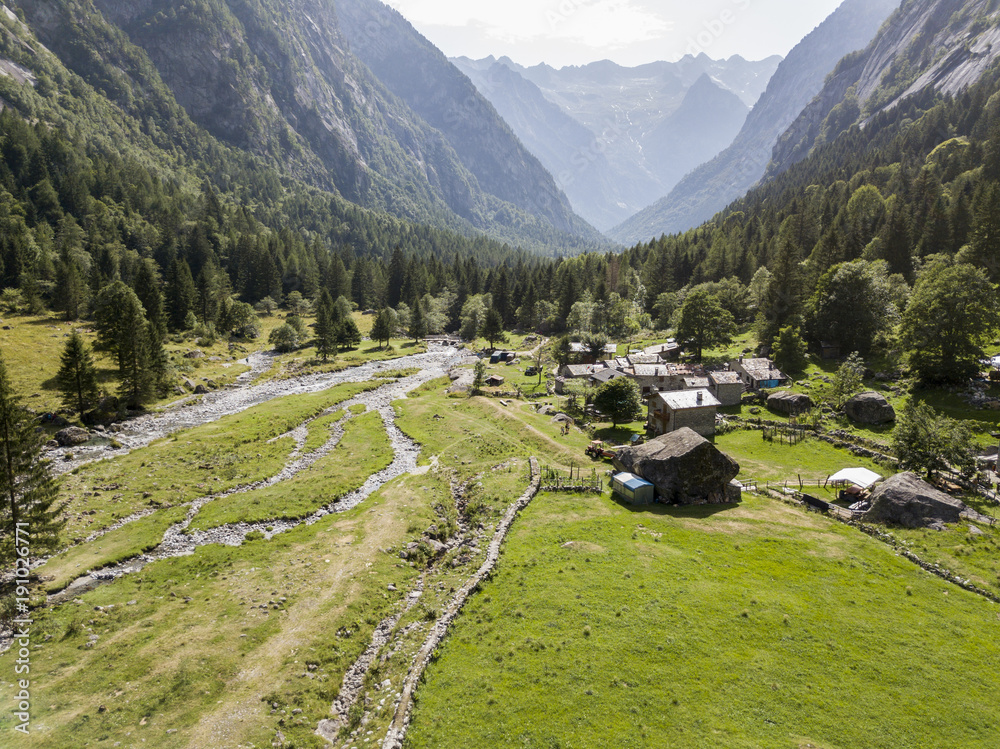 Vista aerea della Val di Mello, una valle verde circondata da montagne ...