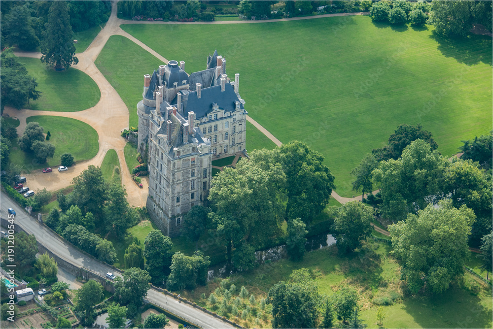 Vue aérienne du chateau de Brissac dans le Maine-et-Loire en France ...