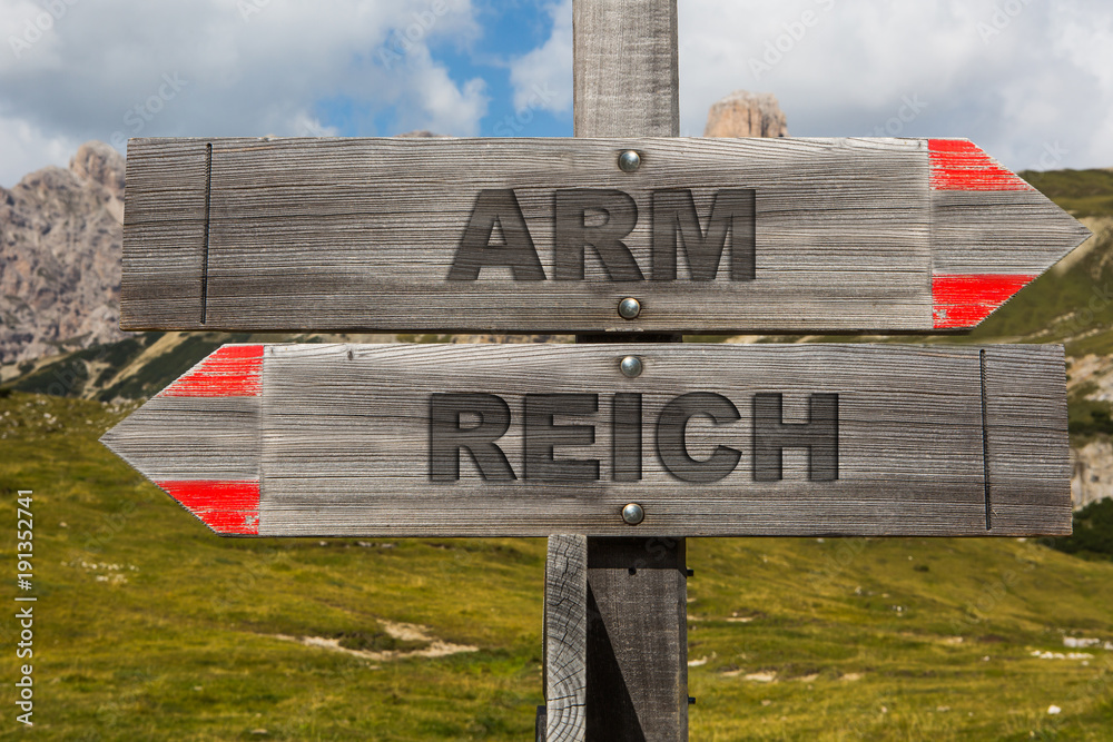 Schild aus Holz mit arm und reich Stock Photo | Adobe Stock