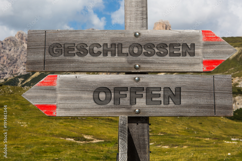 Hinweis Schild aus Holz mit geschlossen und offen Stock Photo | Adobe Stock