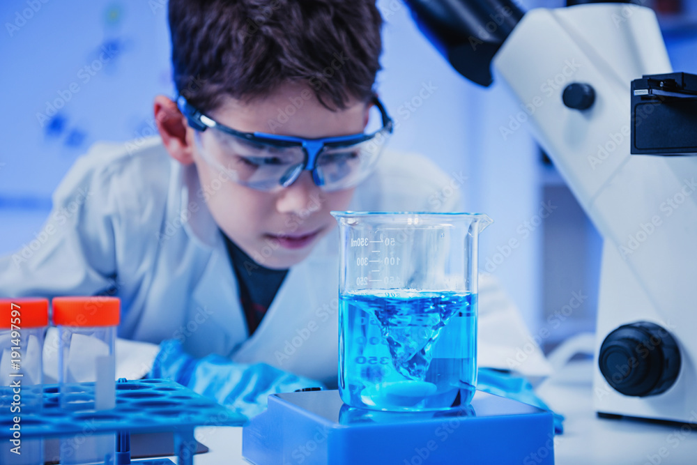 Schoolboy using lab equipment, laboratory education concept Stock 写真 ...