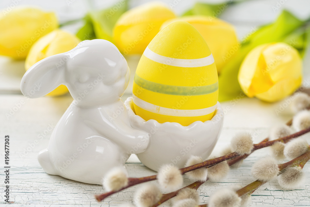 Eierbecher mit einem gelben Osterei Stock-Foto | Adobe Stock