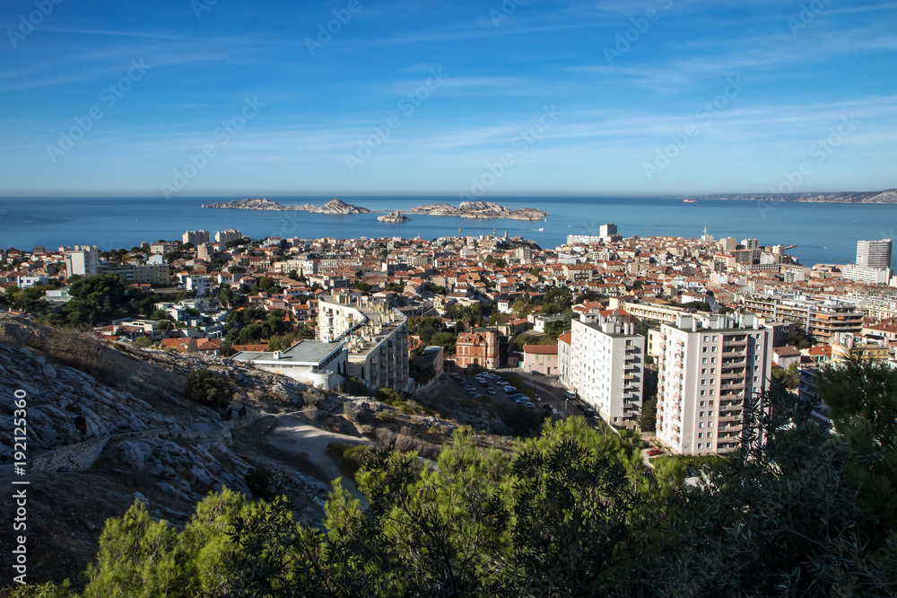 Quartier Endoume et les îles du Frioul à Marseille vue depuis la ...
