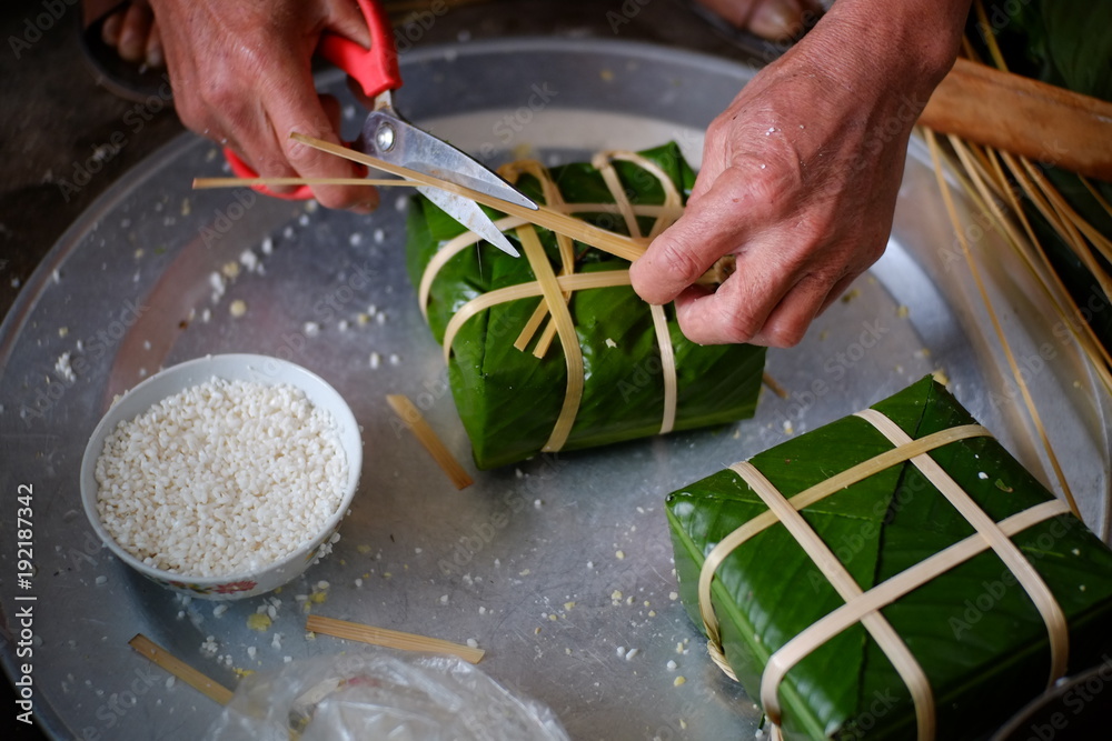 Foto de Packing Banh Chung (sticky rice cake), this is a traditional ...