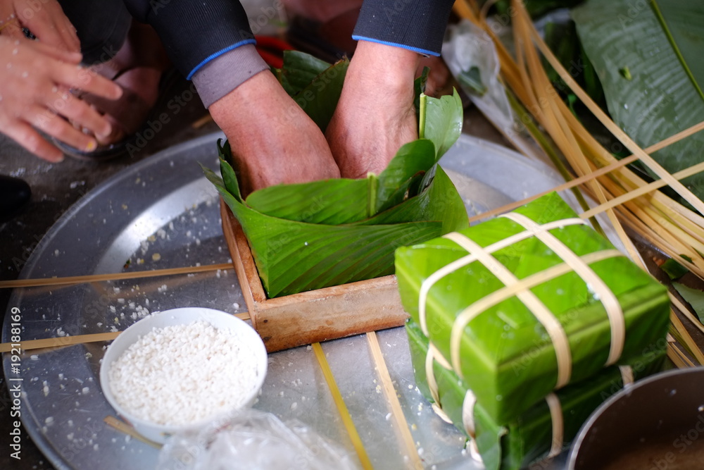 Foto de Packing Banh Chung (sticky rice cake), this is a traditional ...