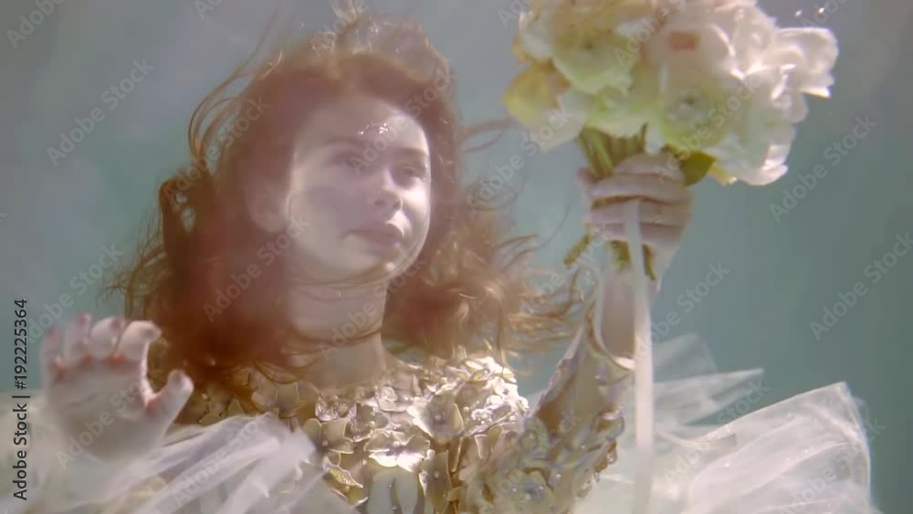 Vidéo Stock young woman with long red hair underwater like in a fairy ...