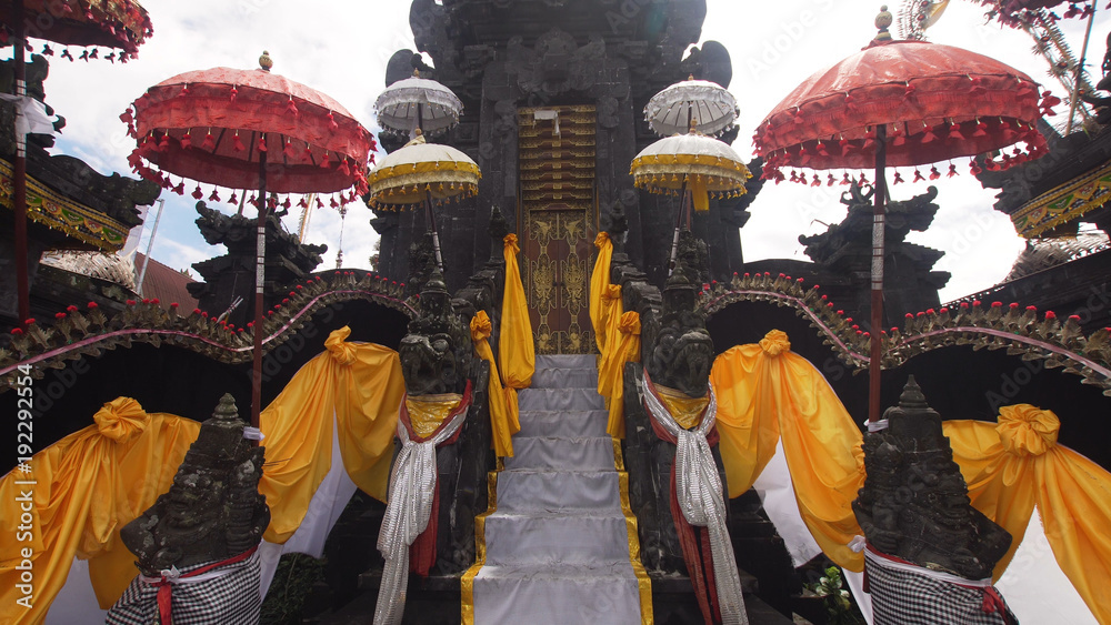 Foto de Hindu temple gate, Ulun Danu Batur, Bali,Indonesia. Balinese ...