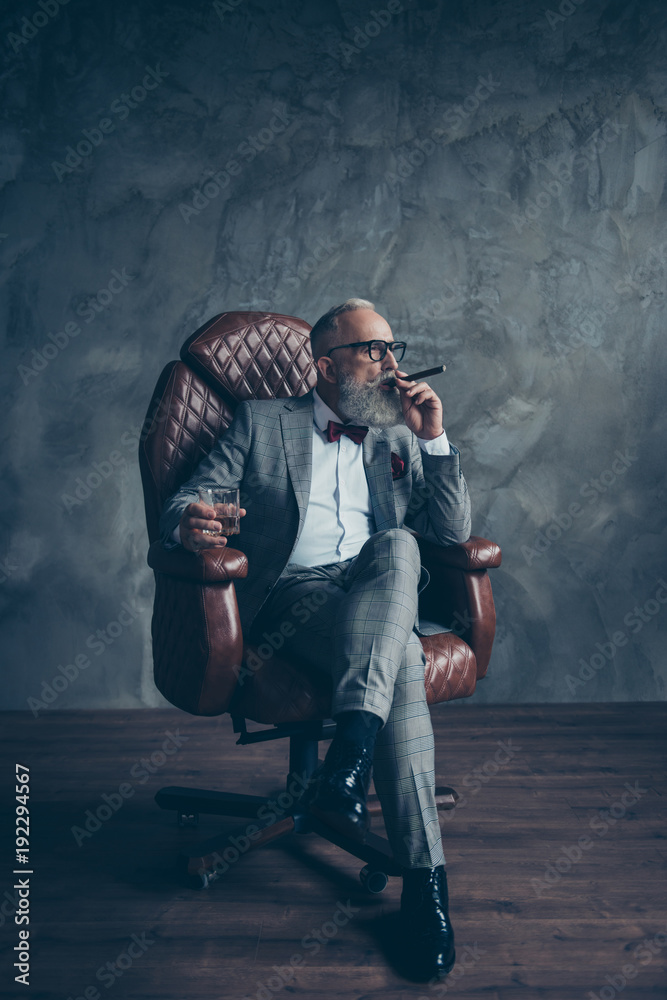 Foto Stock Full length portrait of brutal old man in tux holding glass ...