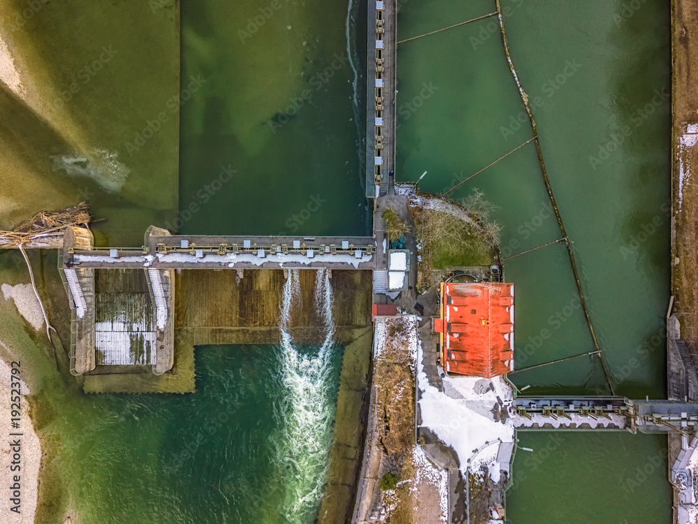 Ein Wasser führendes Wehr senkrecht von oben als Luftbild bzw. Aerial ...