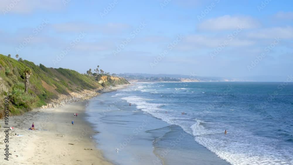 Stockvideo 4K cliff side view of Encinitas Swami's beach in Southern ...