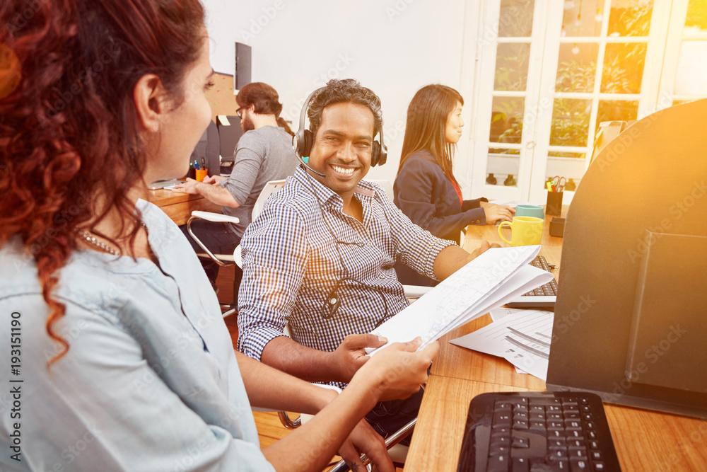 Telefonist im Callcenter nimmt Anruf entgegen Stock Photo | Adobe Stock