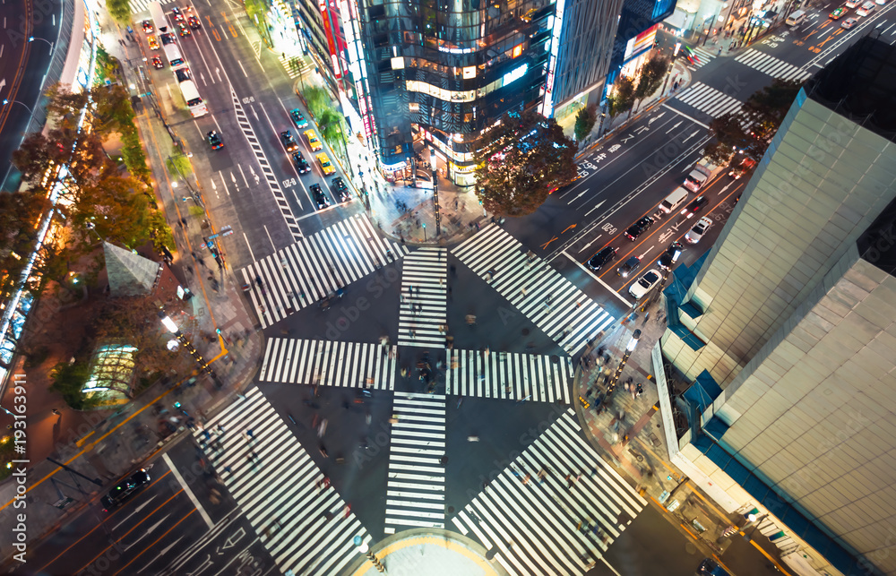 Aerial view of people crossing a big intersection in Ginza, Tokyo ...