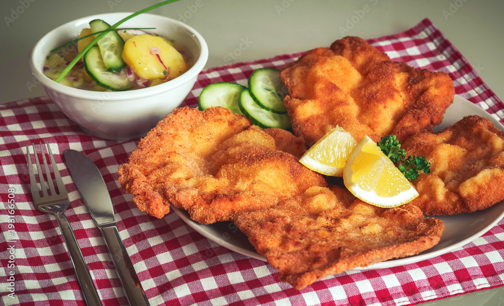 XXL Wiener Riesenschnitzel Stock-Foto | Adobe Stock